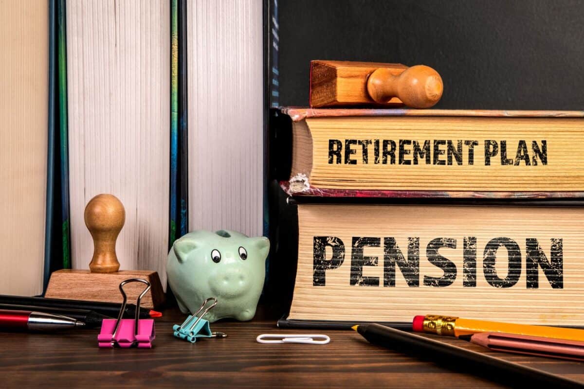 What's the difference between retirement funds and pension funds?