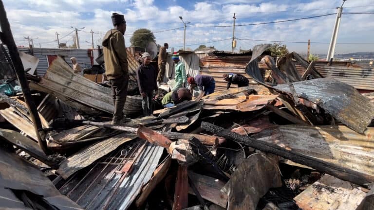 Four adult males die in Kathrada Park shack fire [video] | The Citizen